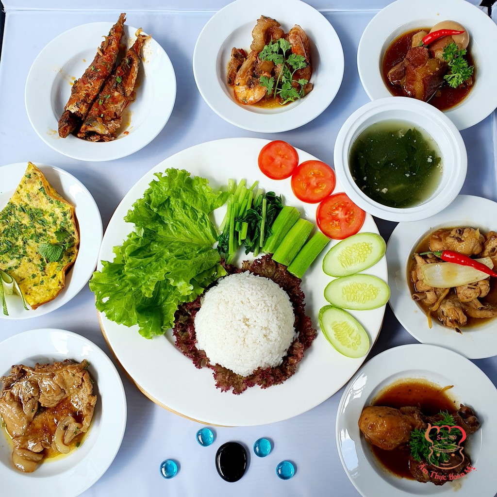 Cơm trưa